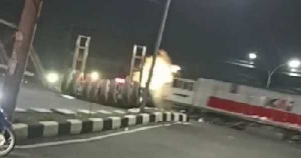 Kereta Api Tabrak Truk Trailer Hingga Meledak di Semarang