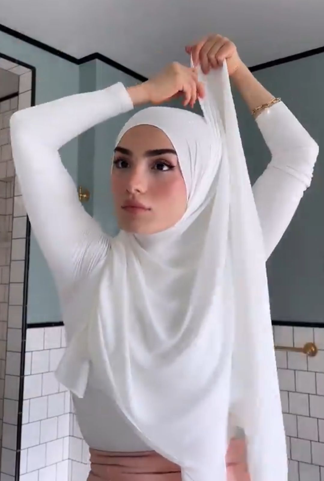 Lilit Pashmina Super Simpel, Hanya Butuh 2 Jarum Pentul