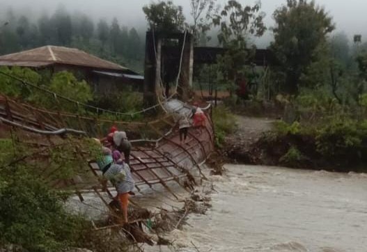 Jembatan Gantung Rikit Dekat Ambruk Diterjang Luapan Air Sungai
