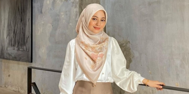 Ide Tampil Feminin dengan Style Pashmina Simpel