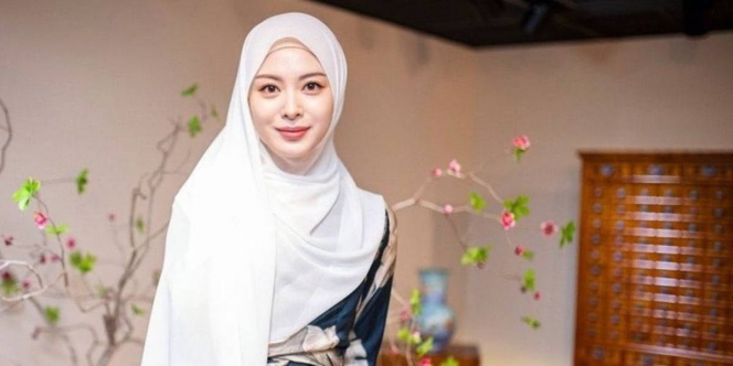 Aksen Anting Besar dengan Hijab, Ayana Moon Tampil Elegan