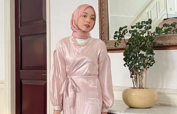 Tiga Look Inspiratif untuk Formal Event, Manis nan Glamor