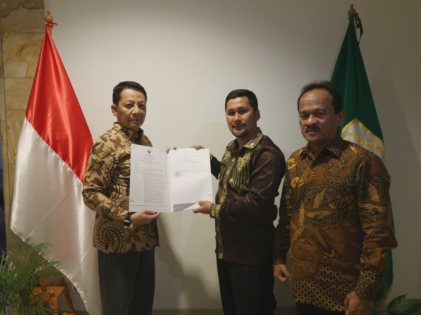 Pj Gubernur Aceh Serahkan SK Perpanjangan Tiga Pj Bupati