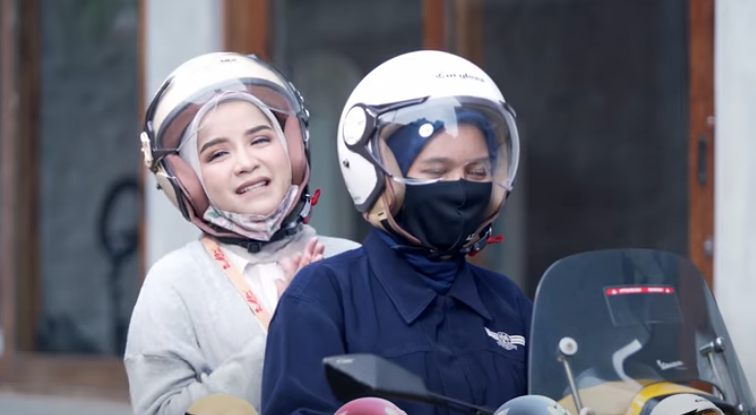 Tips Memilih Helm untuk Perempuan Berhijab, Biar Gak Pusing