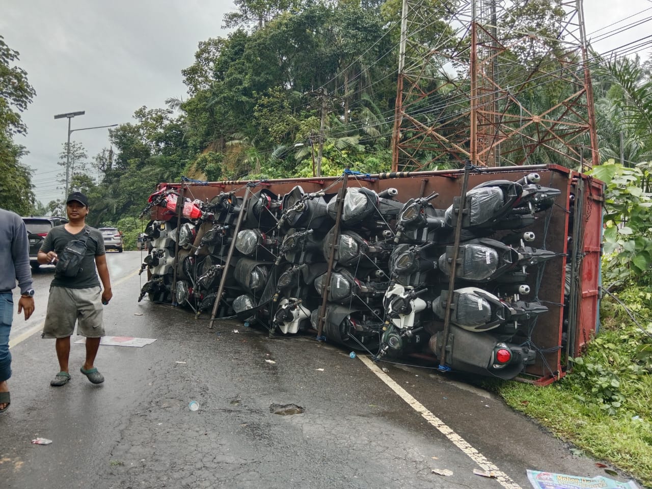 Truk Bermuatan Sepeda Motor Terguling di Bukit Seumadam Aceh Tamiang