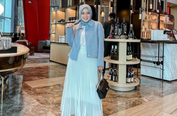 7 OOTD Hijab Nuansa Biru ala Bianca Kartika yang Fresh Bikin Elegan
