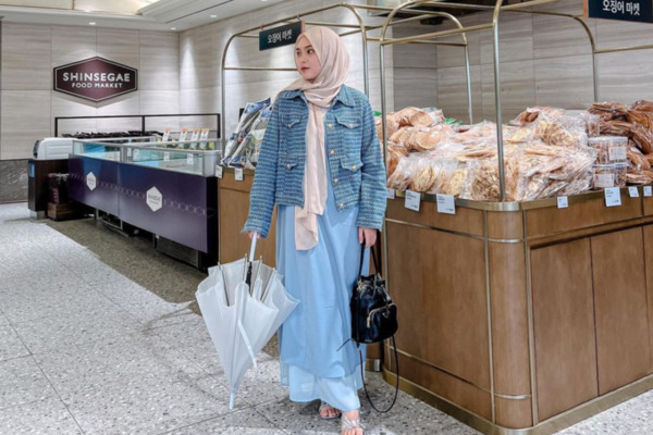7 OOTD Hijab Nuansa Biru ala Bianca Kartika yang Fresh Bikin Elegan