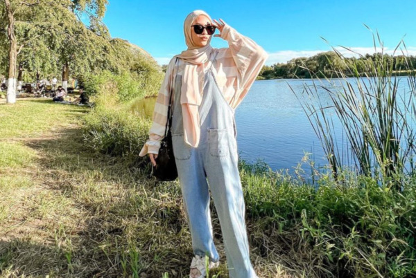 7 OOTD Hijab Nuansa Biru ala Bianca Kartika yang Fresh Bikin Elegan