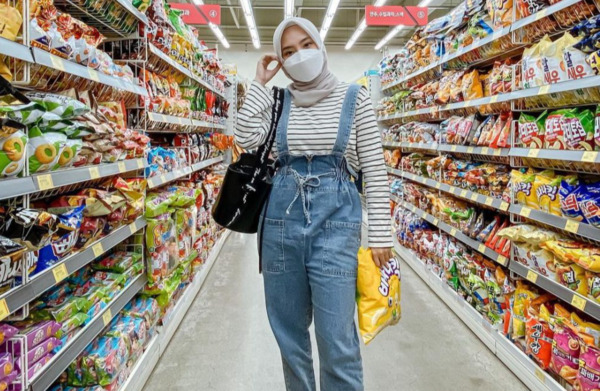 7 OOTD Hijab Nuansa Biru ala Bianca Kartika yang Fresh Bikin Elegan