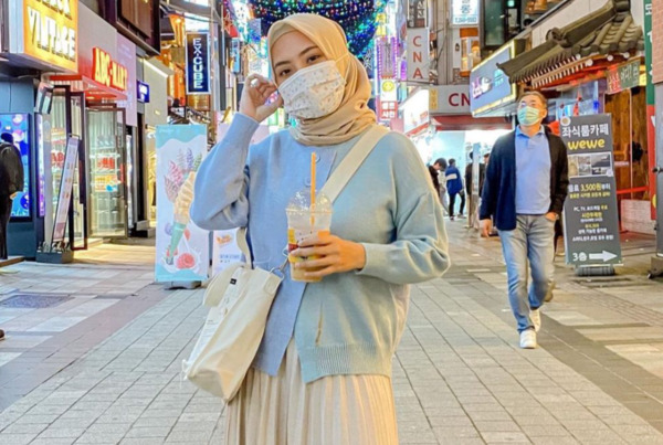 7 OOTD Hijab Nuansa Biru ala Bianca Kartika yang Fresh Bikin Elegan