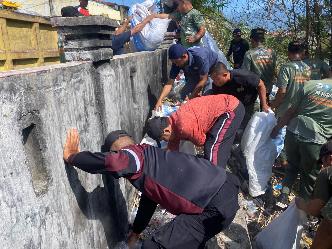 Canangkan Kabupaten Green and Clean, Pj Bupati Gerakan Goro Massal Bersihkan Sampah di Pinggir ...