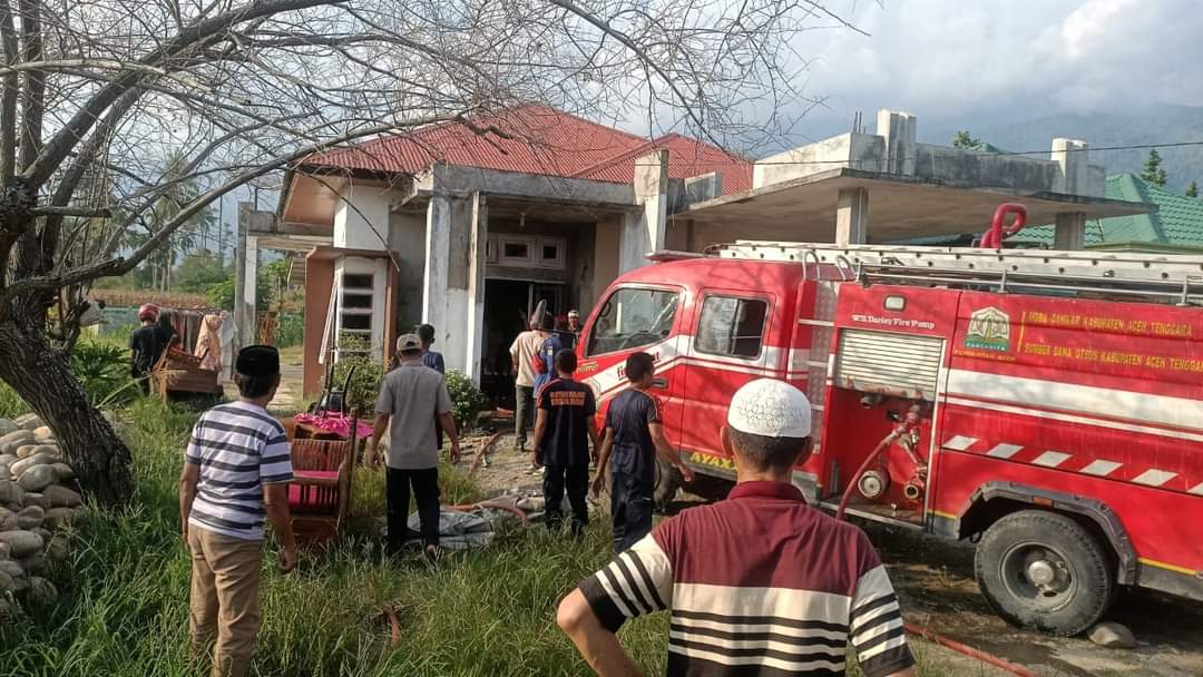 Diduga Korsleting Listrik, Rumah Milik Honorer BPBD Agara Nyaris Ludes Terbakar
