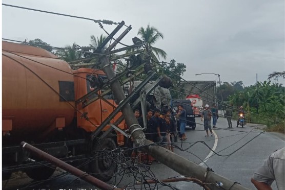 Tiang Listrik di Desa Silatong Roboh Diterjang Banjir, Timpa Truk CPO yang Sedang Parkir
