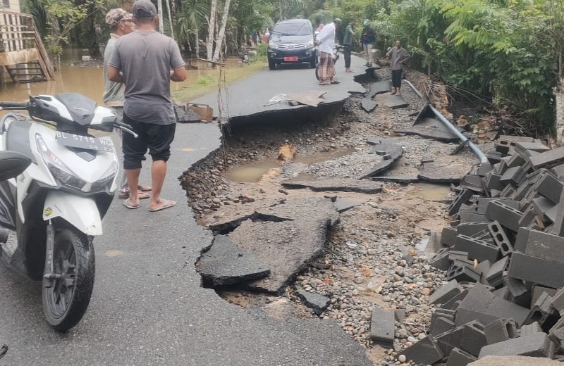 Tergerus Banjir, Jalan Penghubung Antar Desa di Aceh Jaya Nyaris Putus