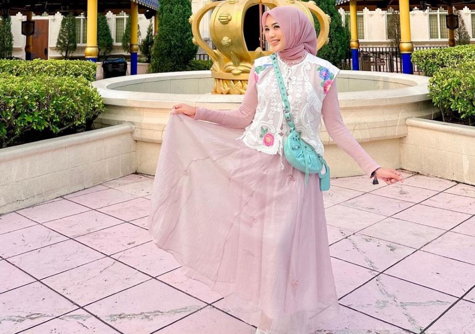 Rekomendasi OOTD Hijab Nuansa Pink ala Almineta, Menawan!