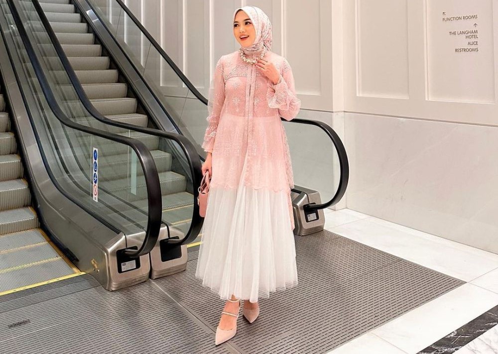Rekomendasi OOTD Hijab Nuansa Pink ala Almineta, Menawan!