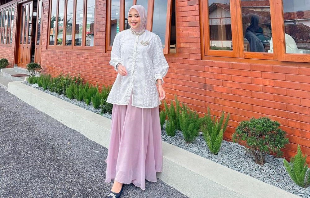 Rekomendasi OOTD Hijab Nuansa Pink ala Almineta, Menawan!