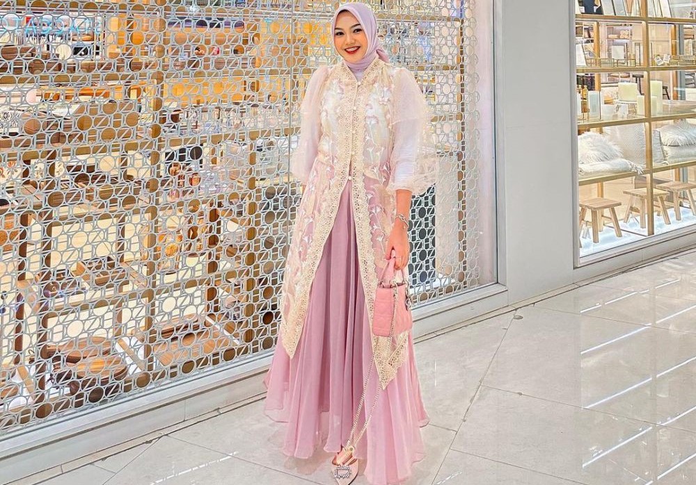 Rekomendasi OOTD Hijab Nuansa Pink ala Almineta, Menawan!