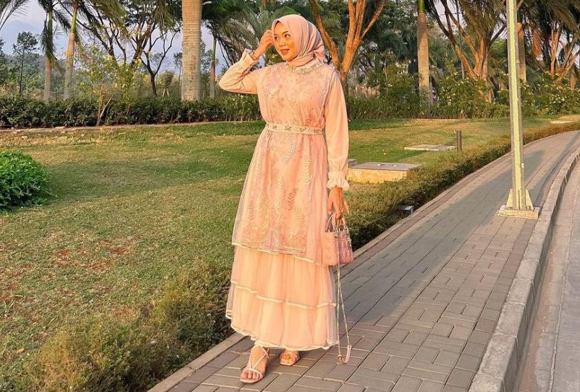 Rekomendasi OOTD Hijab Nuansa Pink ala Almineta, Menawan!