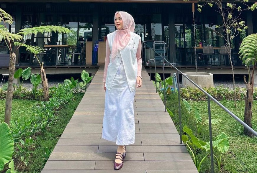 Rekomendasi OOTD Hijab Nuansa Pink ala Almineta, Menawan!