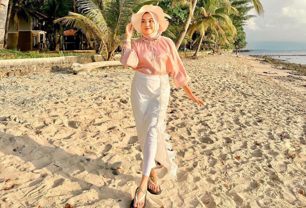 Rekomendasi OOTD Hijab Nuansa Pink ala Almineta, Menawan!