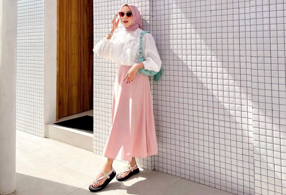 Rekomendasi OOTD Hijab Nuansa Pink ala Almineta, Menawan!
