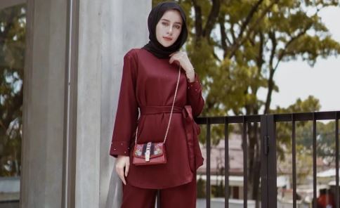 12 Rekomendasi Warna Jilbab yang Cocok dengan Baju Maroon