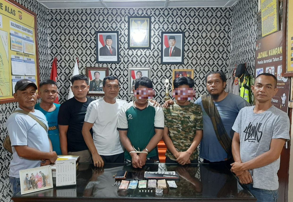 Terlihat Santai di Pinggir Sungai, Dua Pria di Agara Ini Ternyata Bawa 5 Paket Sabu di Pelat Motor