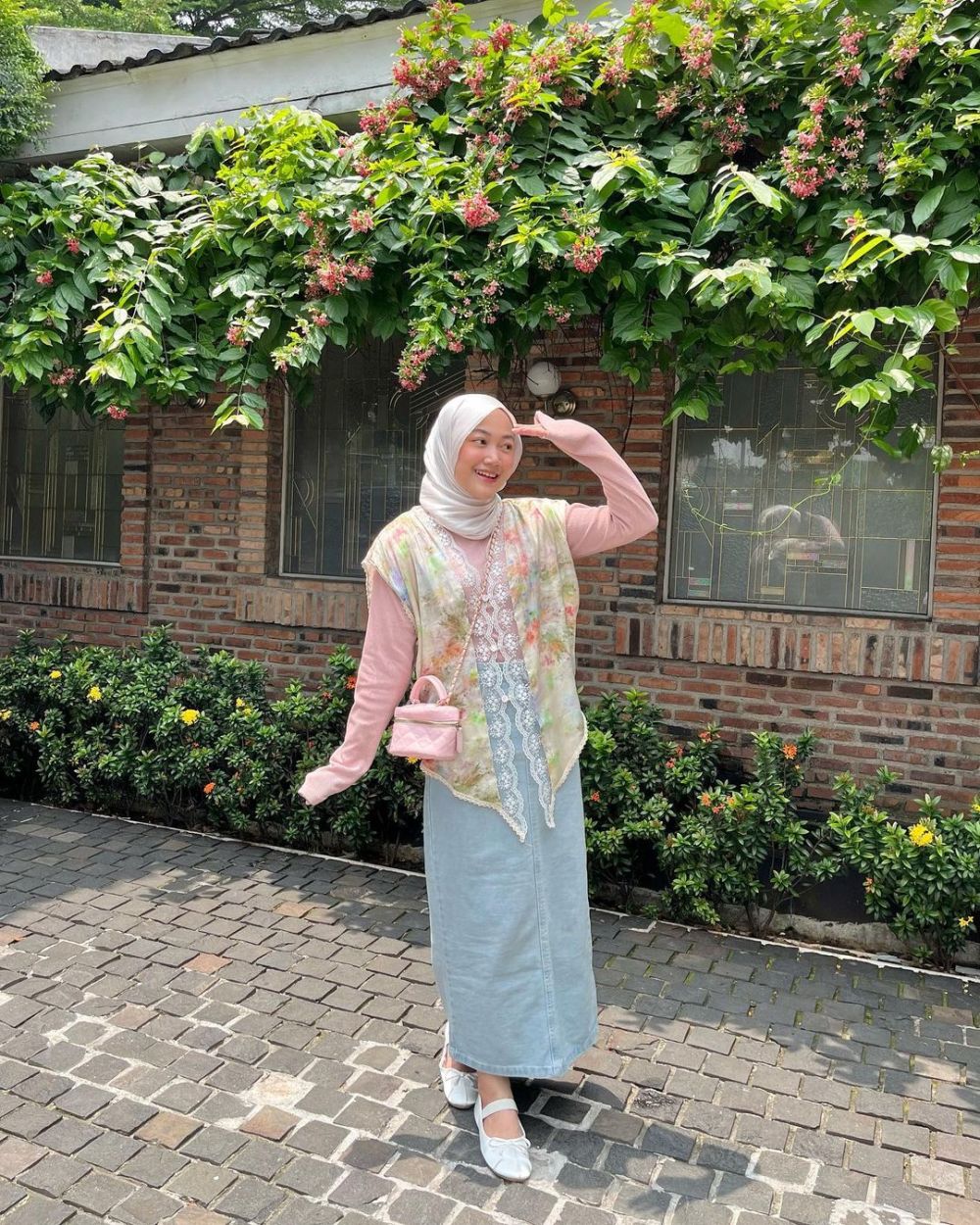 Ide OOTD Nuansa Cotton Candy ala Influencer Hijab, Tampil Ceria dan Bikin Gemas