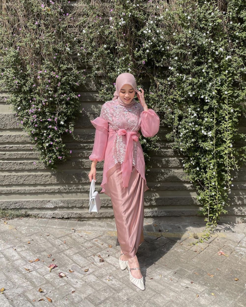 Dari batik hingga Brokat, Ini 9 Inspirasi OOTD Hijab Wisuda ala Vina ...