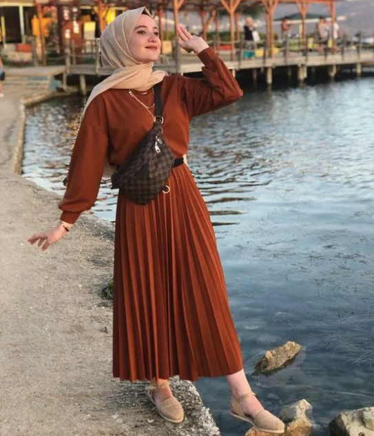 Potret OOTD Rok Plisket Buat Hijaber agar Tampil Manis