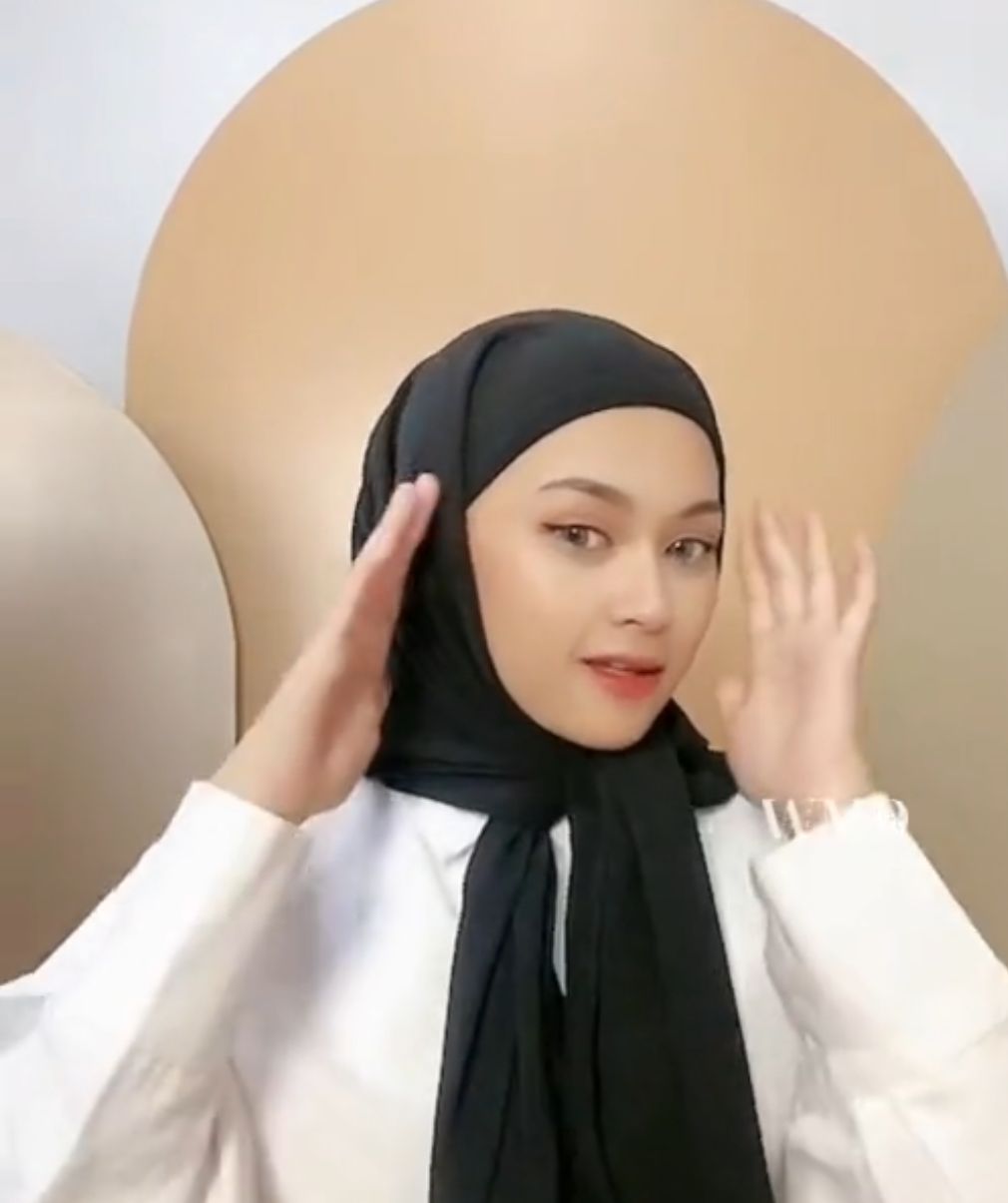 Ingin Wajah Terlihat Cerah? Coba Pilih Pakai Warna-warna Kerudung Ini