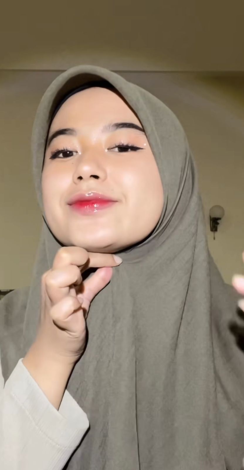 Tutorial Hijab Ikat Segi Empat, Simpel dan Menawan