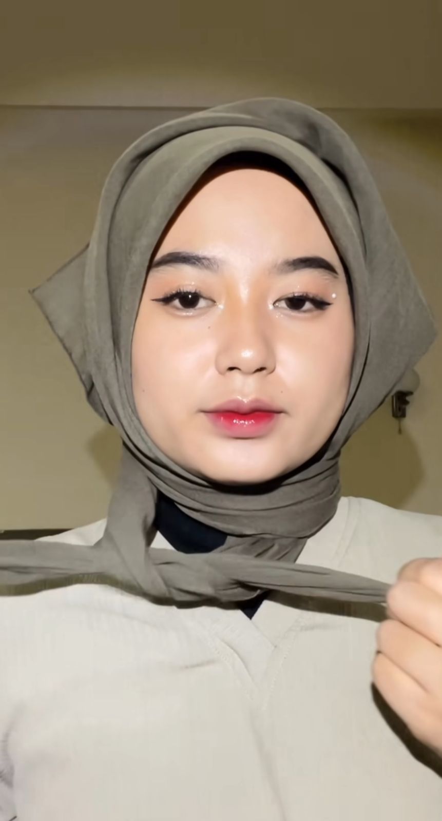 Tutorial Hijab Ikat Segi Empat, Simpel dan Menawan