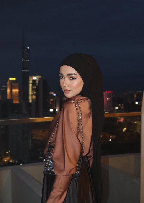 Elegan Look dengan Blus Satin dan Rok Plisket