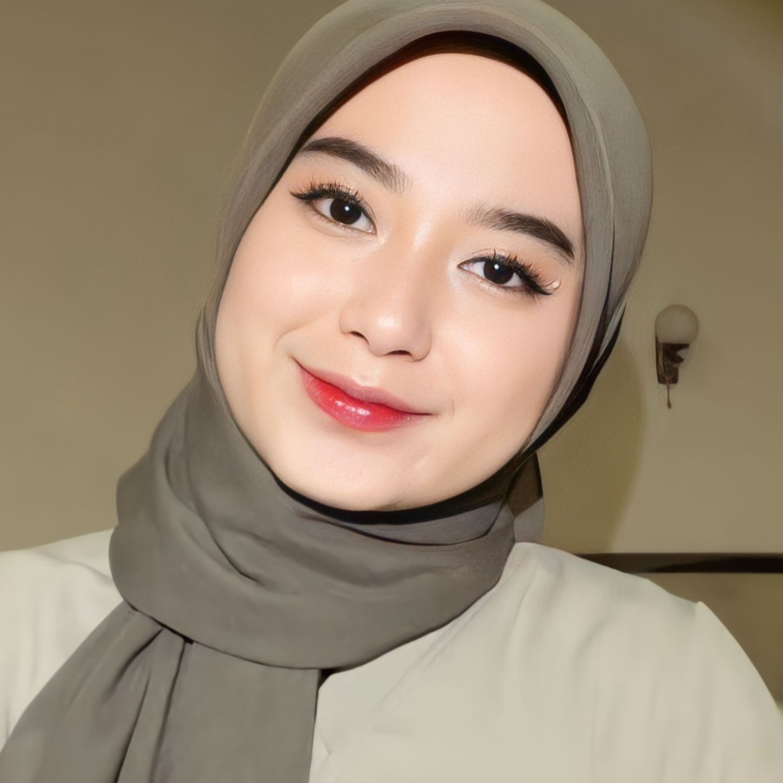 Tutorial Hijab Ikat Segi Empat, Simpel dan Menawan