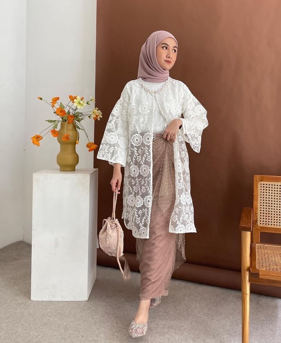 10 Referensi Gaya Kondangan Outer Lace, Style Hijab Paripurna