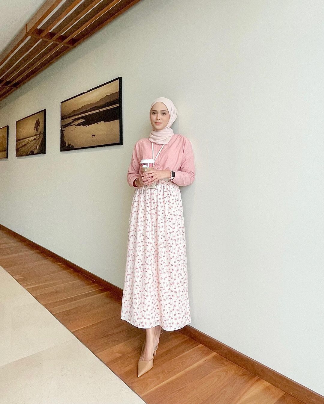 Office Look Sweet and Girly dengan Nuansa Baby Pink