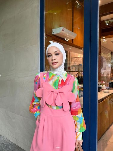 Baju Pink Cocok dengan Jilbab Warna Apa? Ini Tipsnya