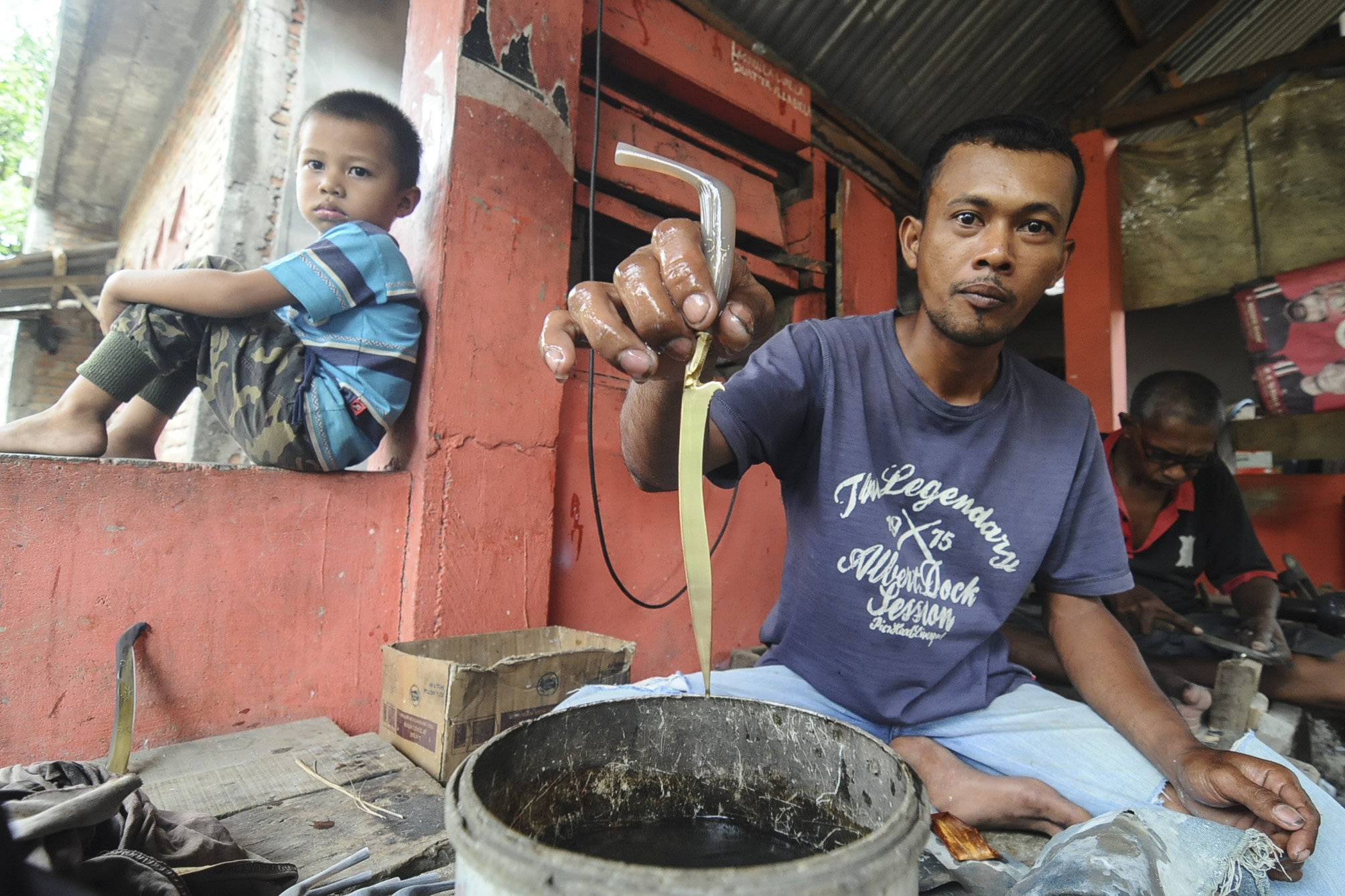 Berwisata Sambil Melihat Proses Pembuatan Rencong di Aceh Besar