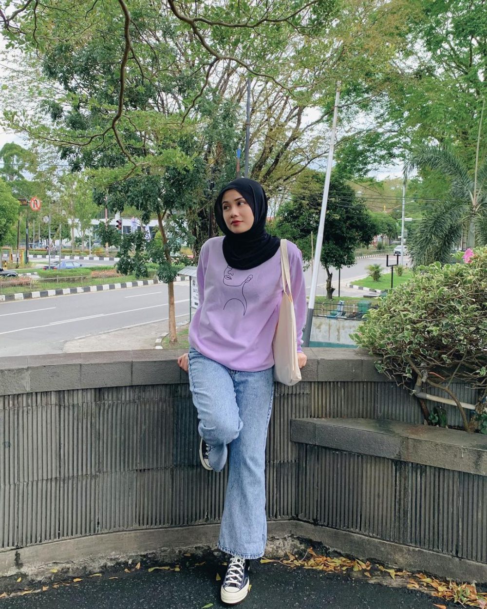 OOTD Hijab Nuansa Ungu ala Amelia Andani, Catchy!